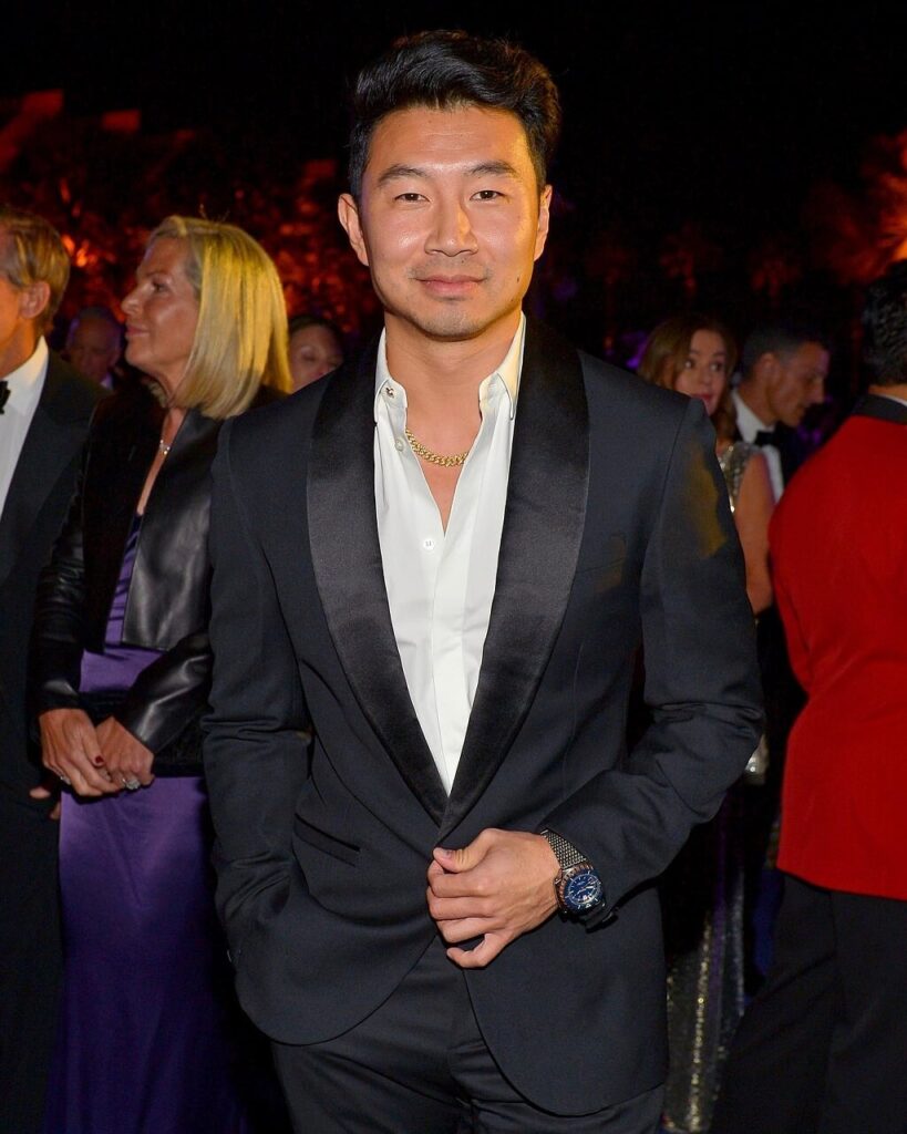 Simu Liu Biografía, Edad, Altura, Patrimonio, Familia, Novia