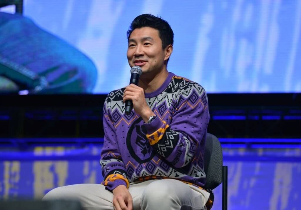 Simu Liu Biografía, Edad, Altura, Patrimonio, Familia, Novia