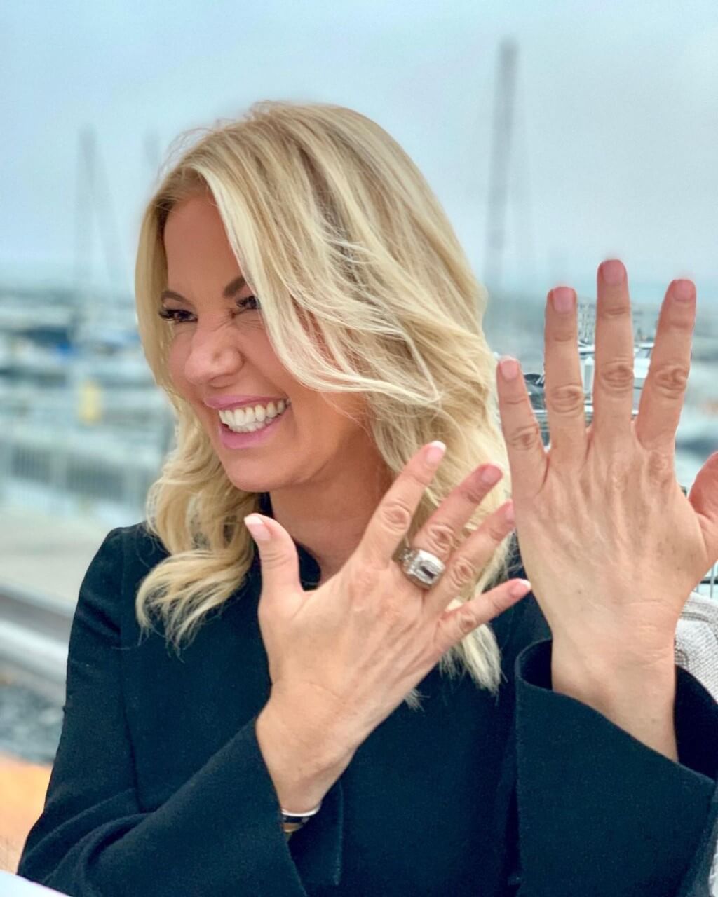 Jeanie Buss Biografía, Edad, Patrimonio, Esposo, Familia